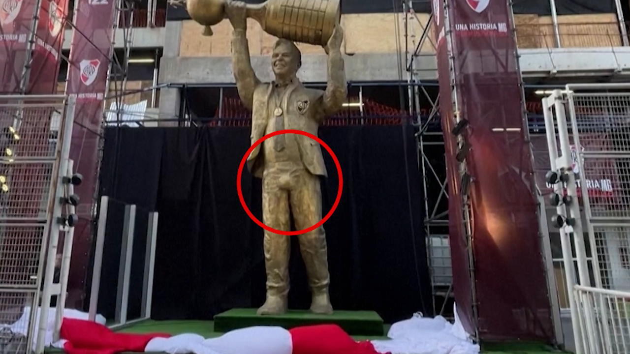 Trainer-Legende Marcelo Gallardo zeigt Eier - Statue mit Beule an ganz ...