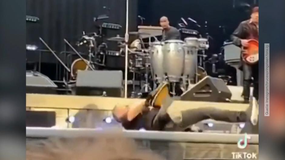 Bruce Springsteen stolpert auf der Bühne