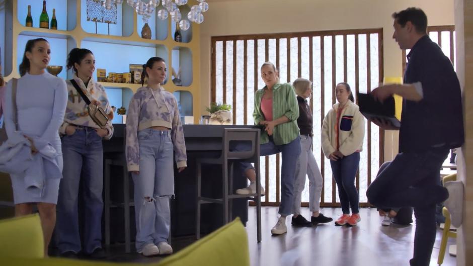 AWZ: Chiara und Ava müssen bei einem Teambuilding-Event mitmachen