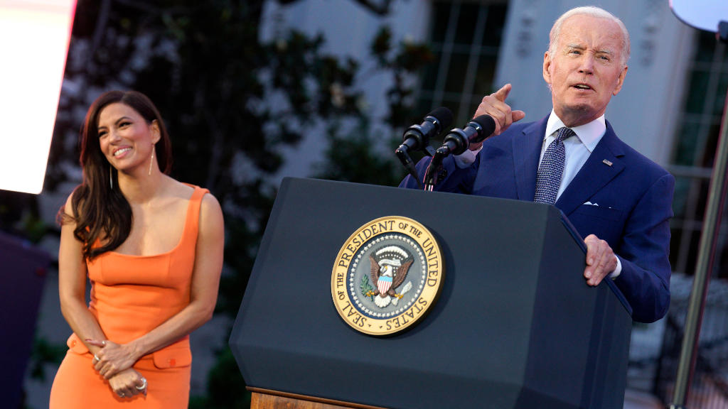 Joe Biden: Peinlich-Momente mit Eva Longoria bringen das Netz gegen ihn auf