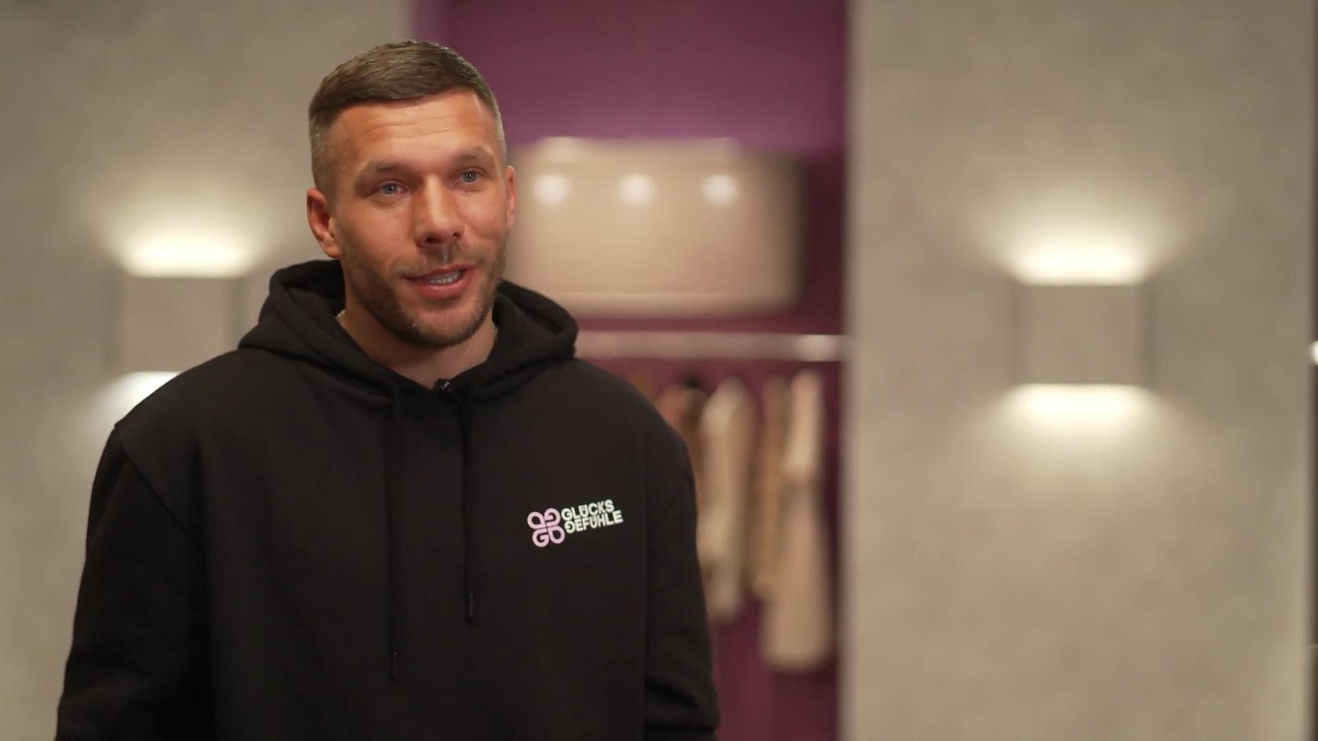 Mönchengladbach: Lukas Podolskis Dönerladen von Gladbach-Fans mit Farbe ...