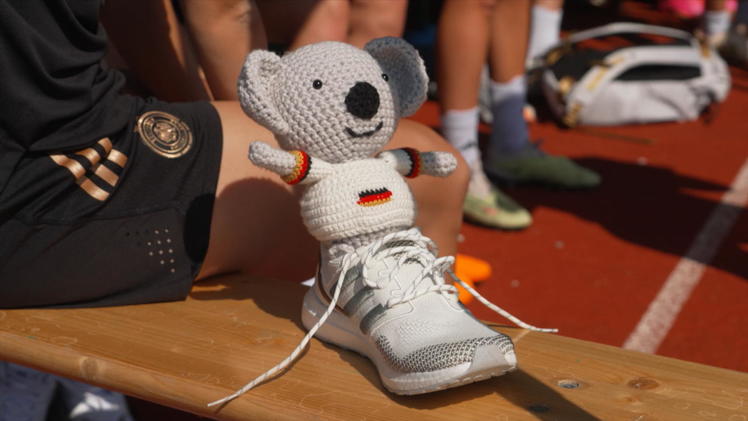 Nationalspielerin Klara Bühl häkelt WM-Maskottchen für DFB-Frauen