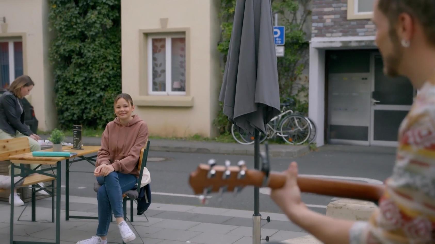 Unter uns: Ronja verliebt sich in einen Straßenmusiker