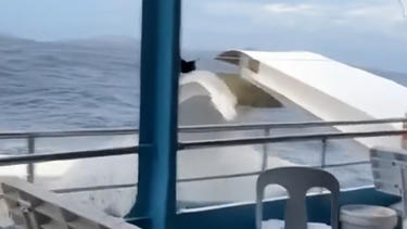 Passagiere in Panik! Bootsteil bricht während Sturm plötzlich ab