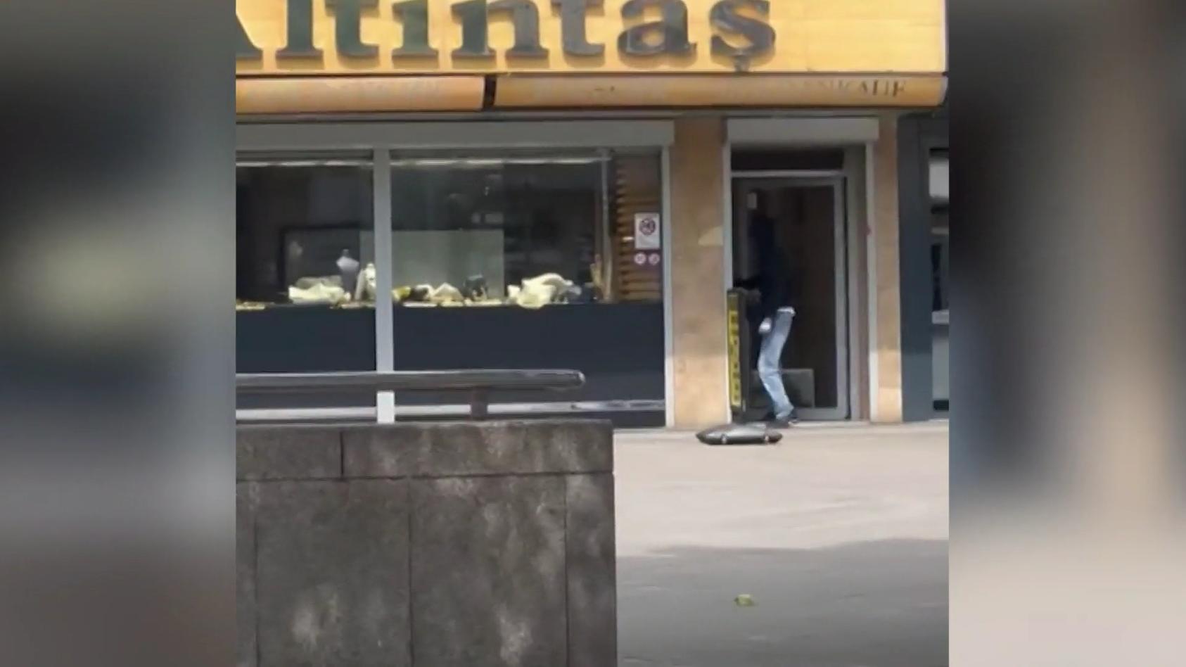 Maskierte Männer überfallen Juwelier mitten in Hannover und schießen ...