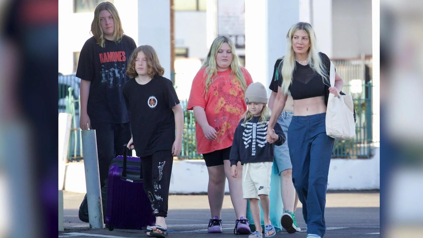 Ex-„Beverly Hills, 90210“-Star Tori Spelling lebt mit fünf Kindern in ...