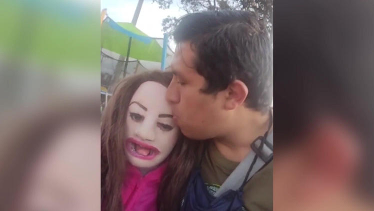 Mann heiratet Puppe – und hat drei Kinder mit ihr
