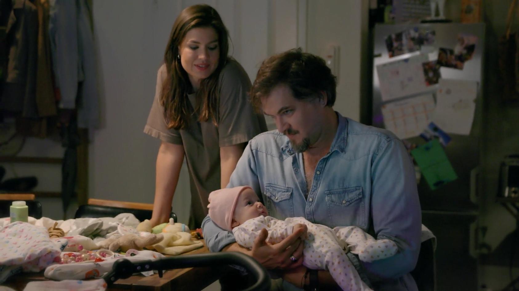 Unter uns: Vivien bittet David bei der Baby-Betreuung um Hilfe