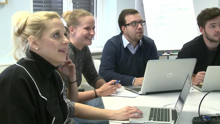 DKV-Report: Deutsche sitzen zu viel! Wie viel Sie sich zum Ausgleich bewegen müssen