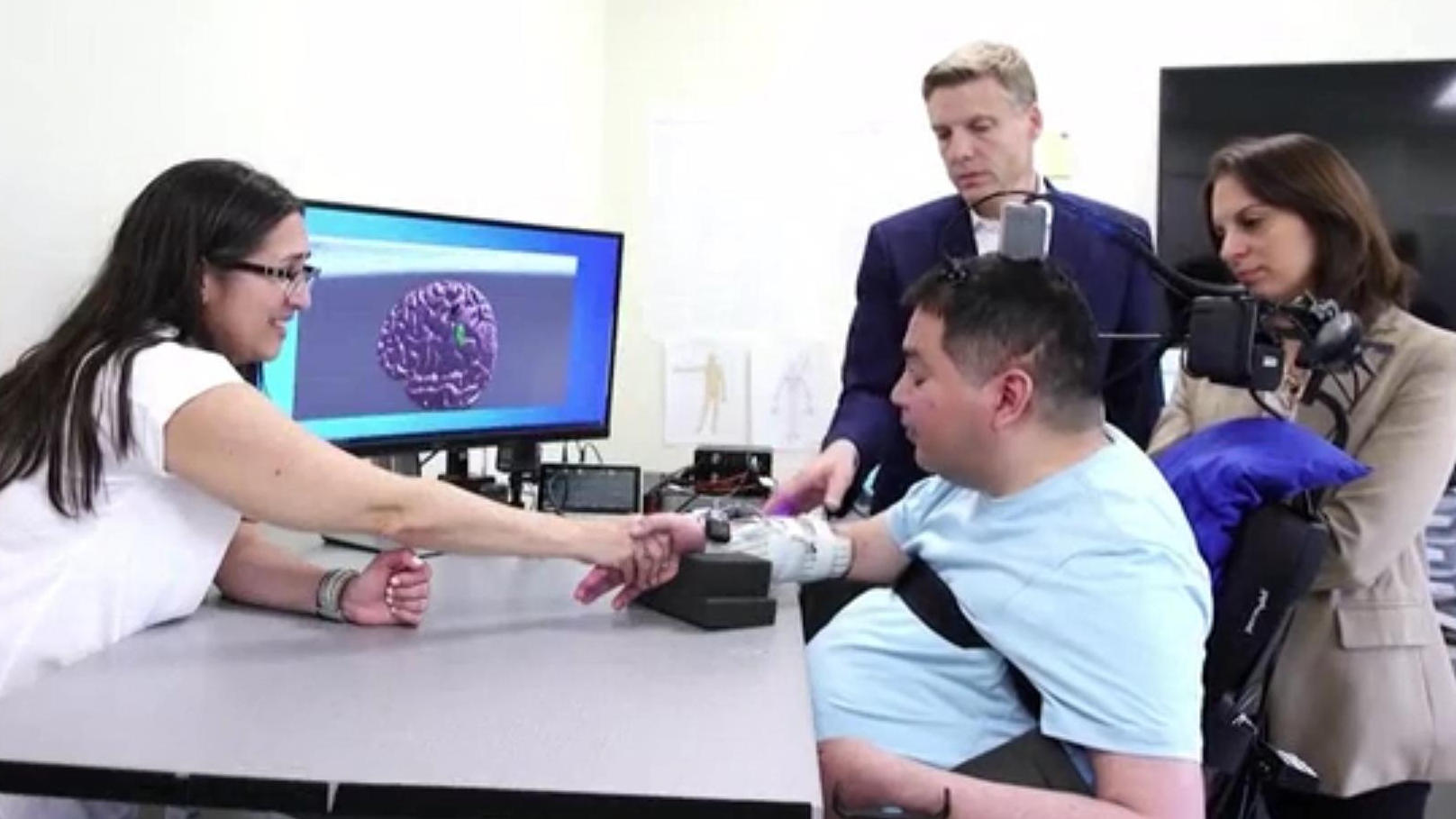 Keith Thomas (45) kann endlich wieder seine Hand bewegen - dabei ist er ...