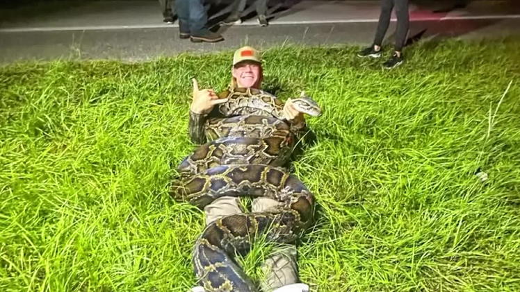 Jagd ist zwar erlaubt - aber muss das sein? 18-Jähriger erlegt Riesen-Python - danach knipst er ...