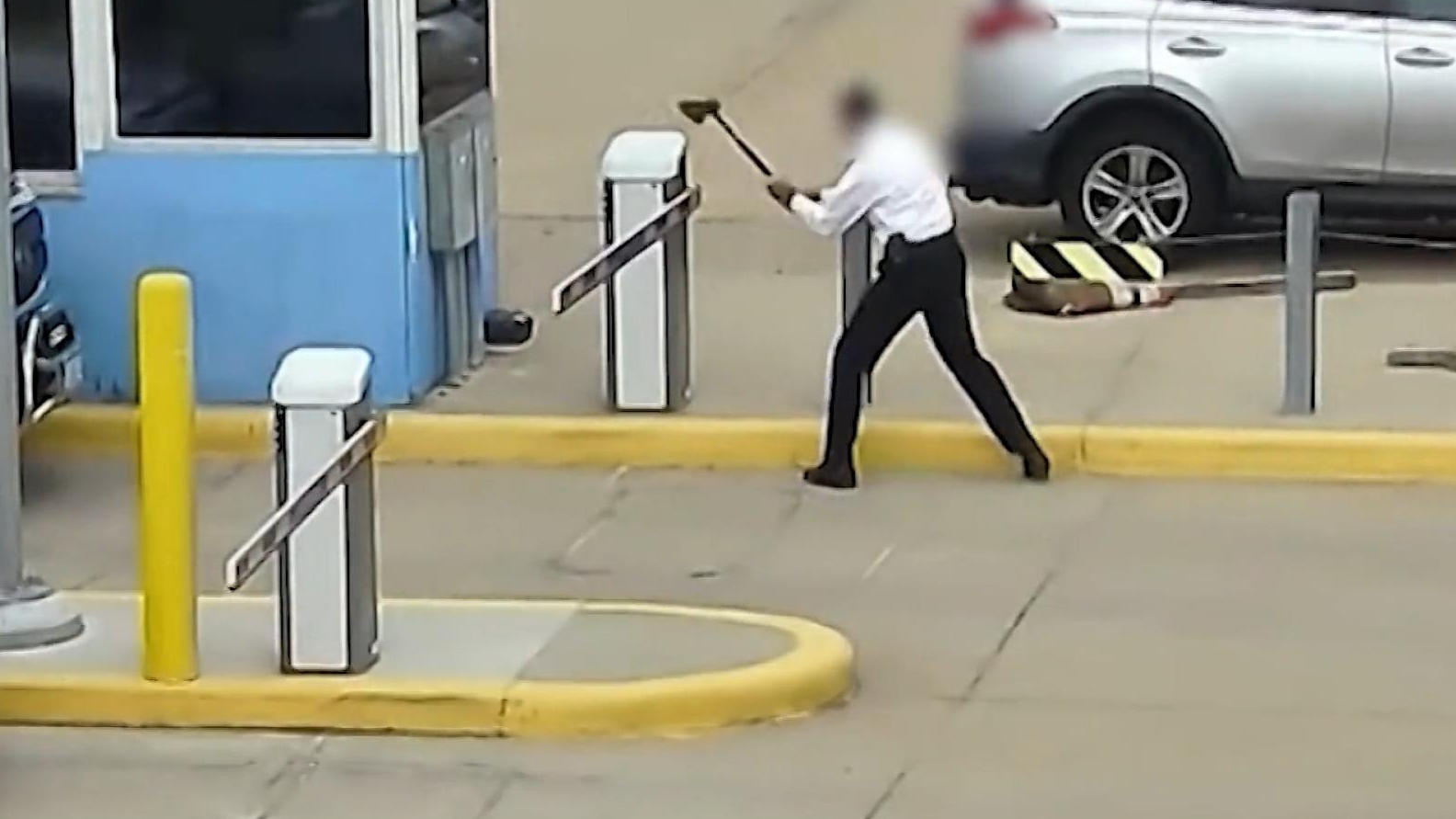 Kontrollverlust am Flughafen! Pilot geht mit Axt auf Parkplatz-Schranke los