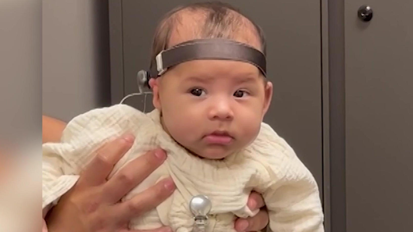 So klingen Mama und Papa! Taubes Baby hört zum ersten Mal die Stimmen ...