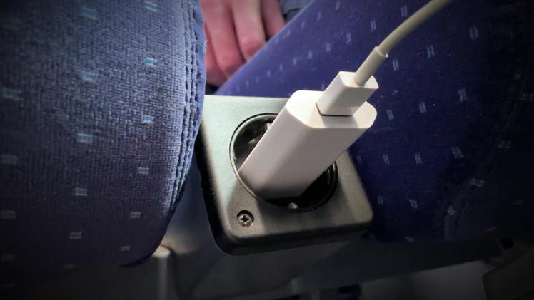 Steckdosen in Zügen manipuliert: Mehrere Menschen durch Stromschläge in ...