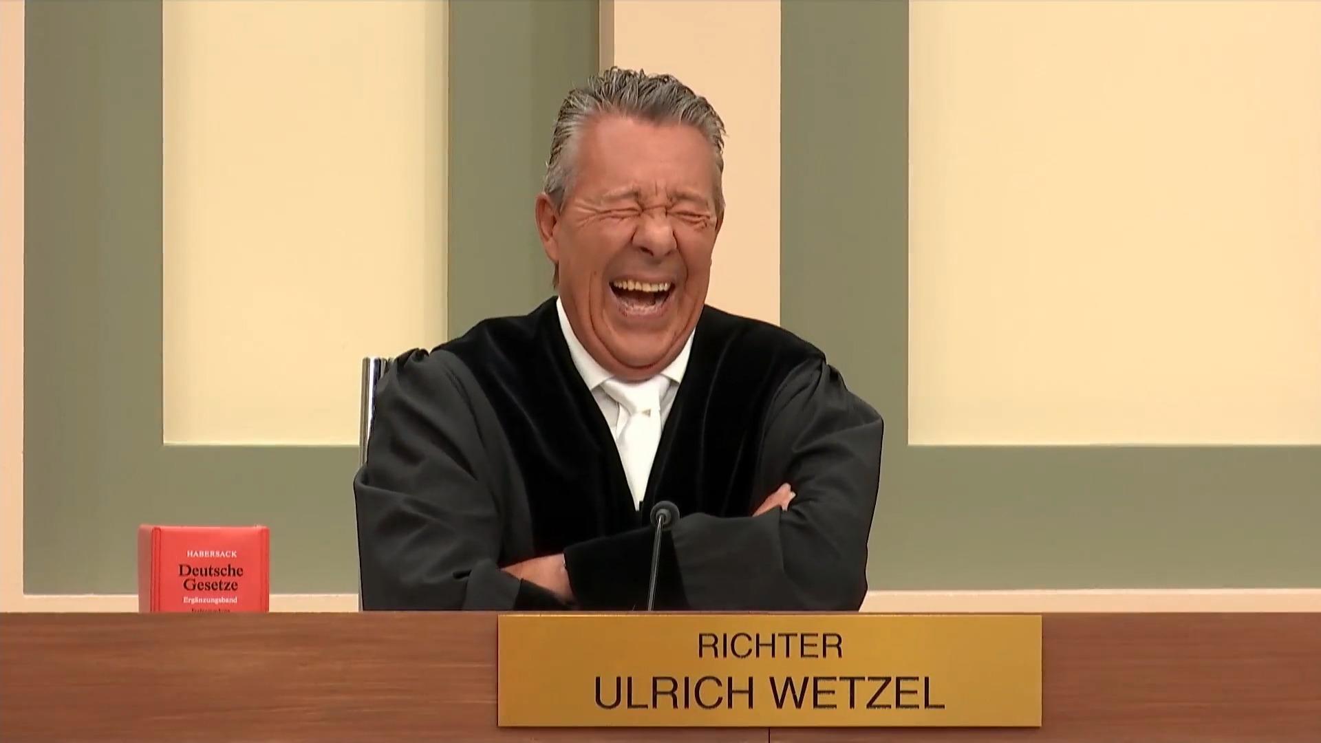 Barbara Salesch: Lach-Anfall bei „Das Strafgericht"! Richterin lacht ...