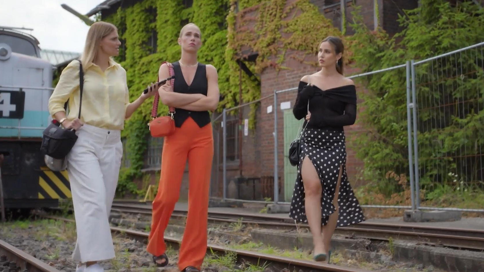 AWZ: Ava schmeißt hin beim Interview