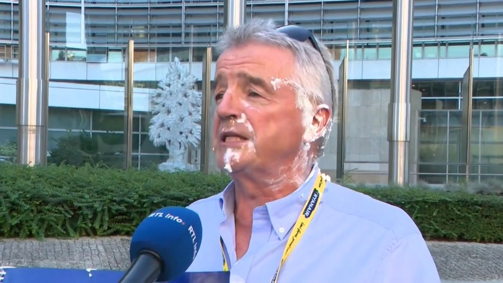 Gebäck im Gepäck: Ryanair-Chef fliegt Torte ins Gesicht
