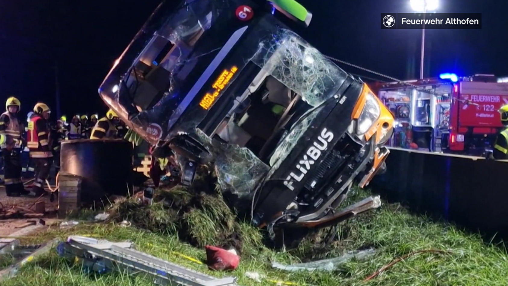 Tödliches Flixbus-Drama in Österreich: Junge Frau (19) stirbt bei Busunfall