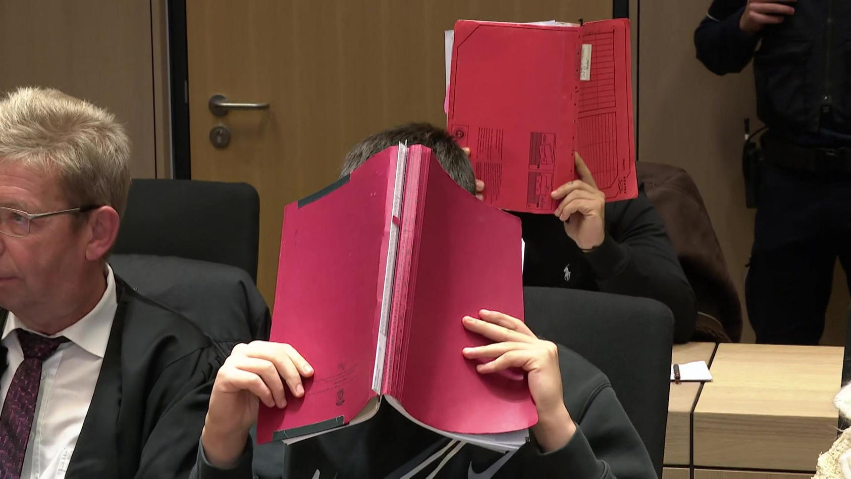 Prozess in Bonn: Familie wollte angeblich den eigenen Vater umbringen ...