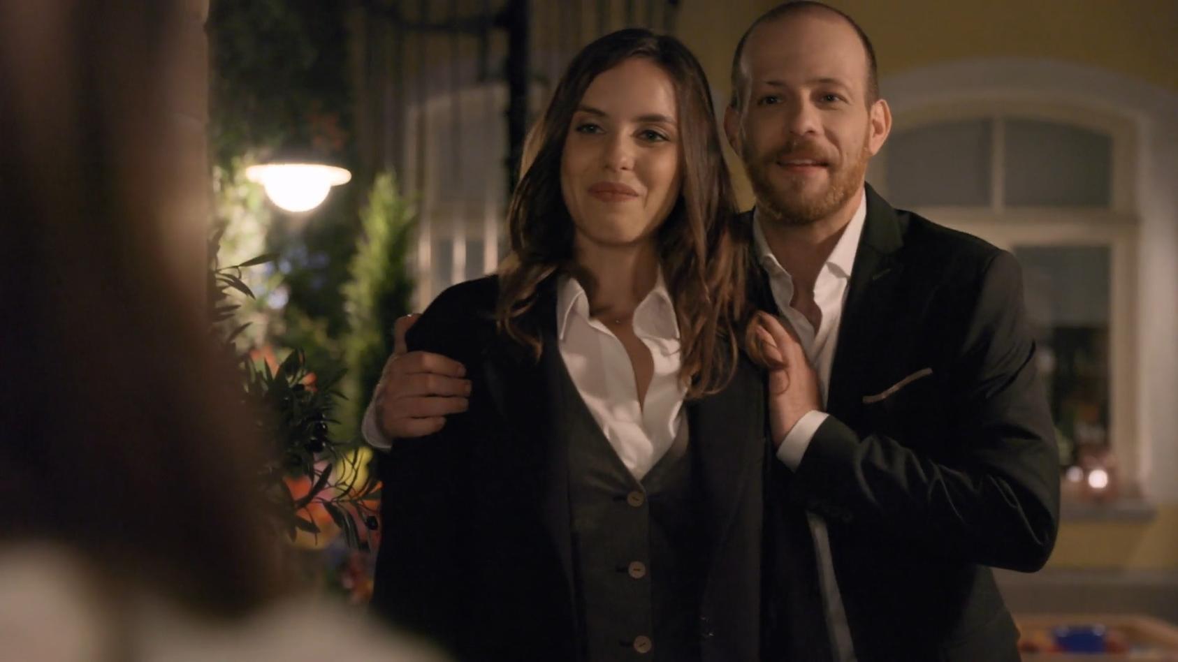 Unter uns: Bettina und Tobias teilen Vivien mit, dass sie ein Paar sind