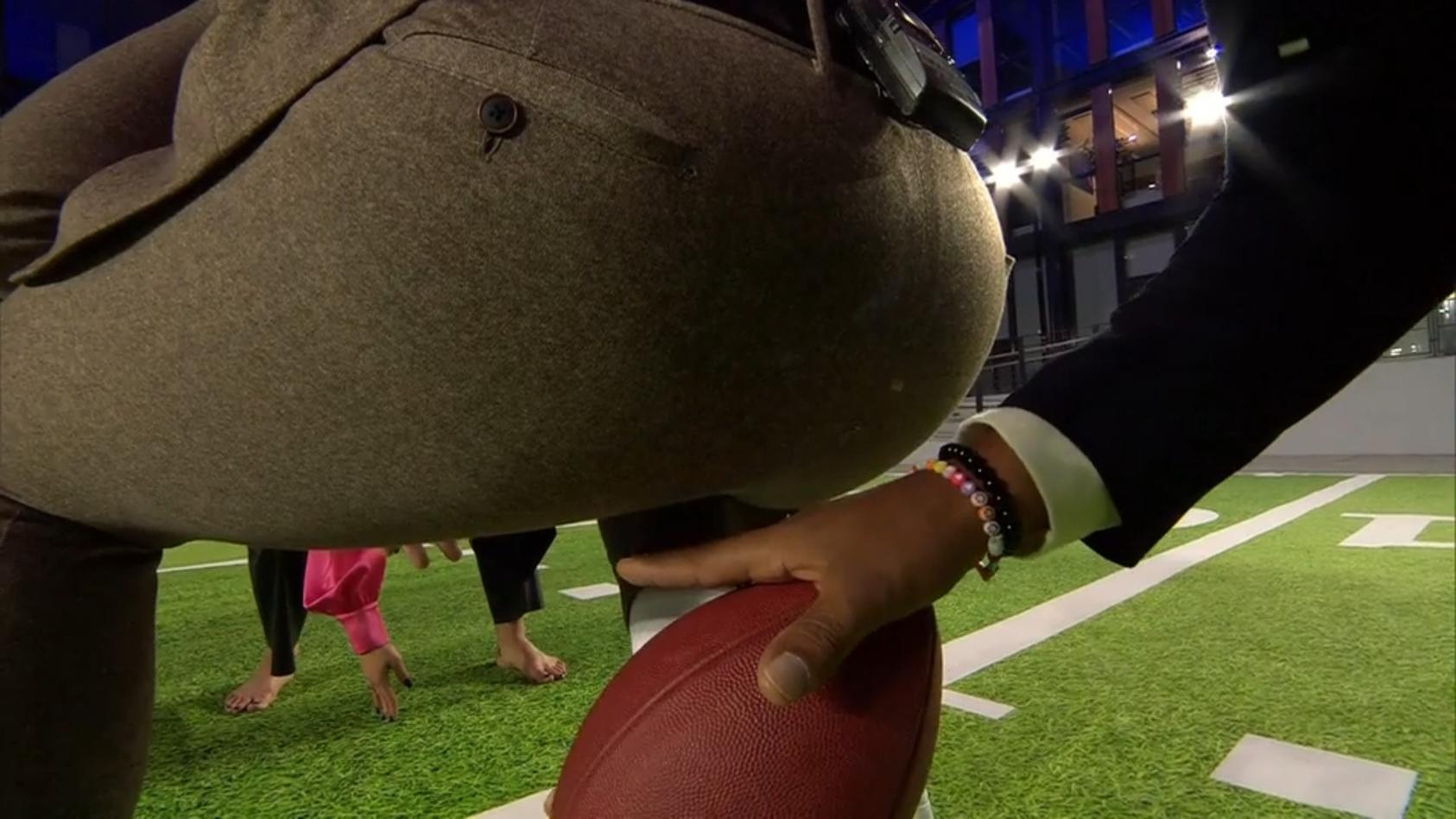 NFL-Crew zeigt vollen Körper-Einsatz: Barfuß-Jana und Popo-Werner