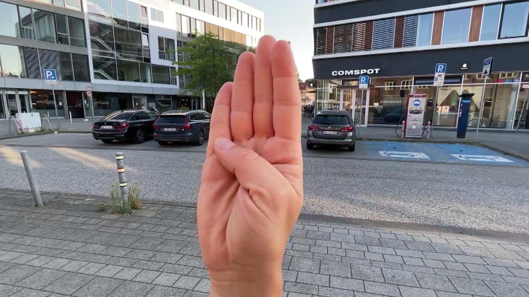 Daumen in die Handinnenfläche: Diese Geste rettet leben - warum ihr sie ...