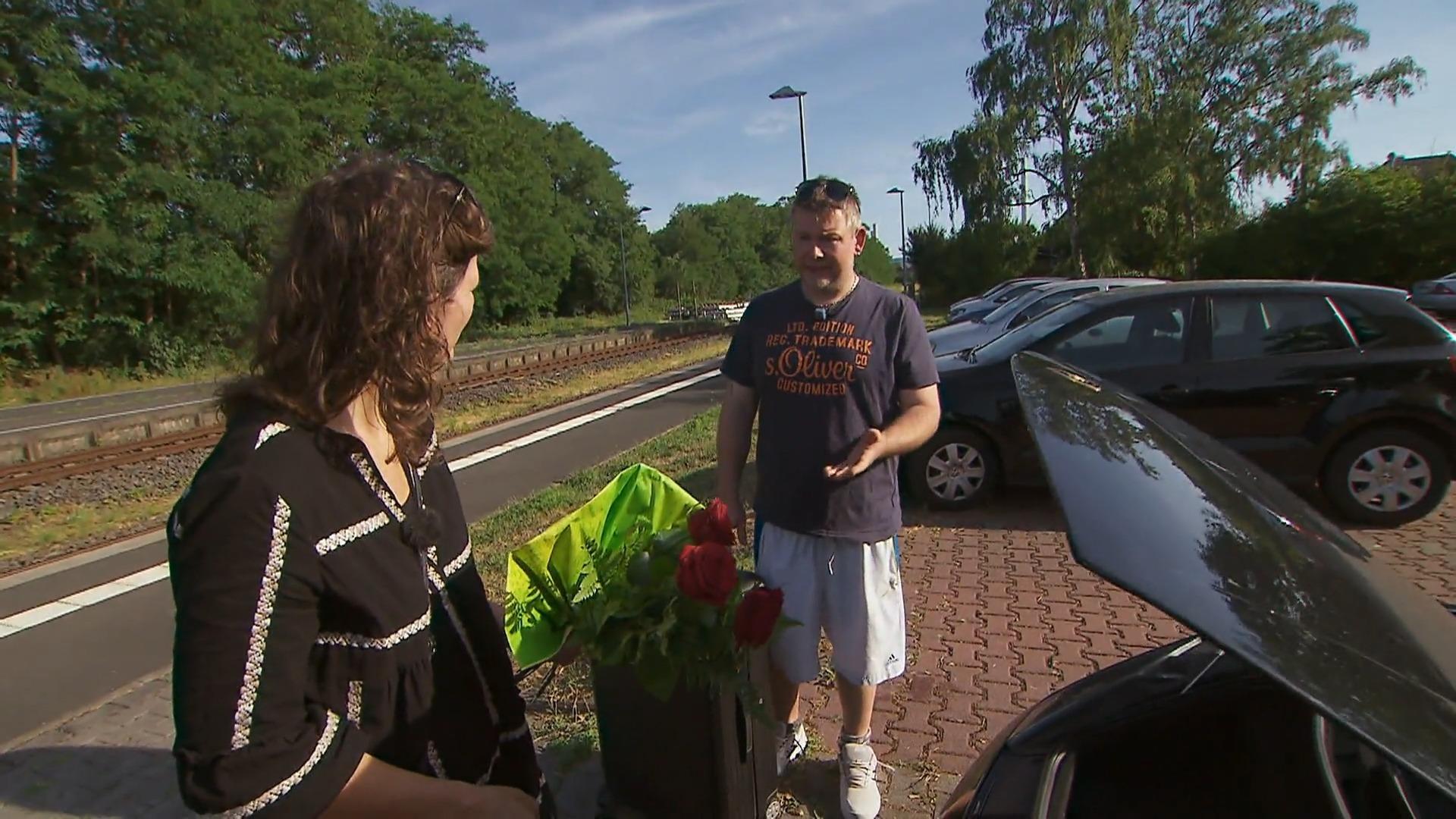 Bauer sucht Frau 2024: Wiedersehen macht Freude! Rocker-Bauer Christoph schließt Lisa wieder in ...