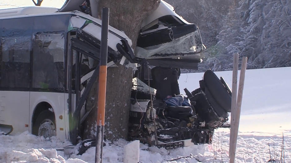 Sehmatal (Sachsen): Schwerer Unfall mit Schulbus im Erzgebirge - ein Schüler tot