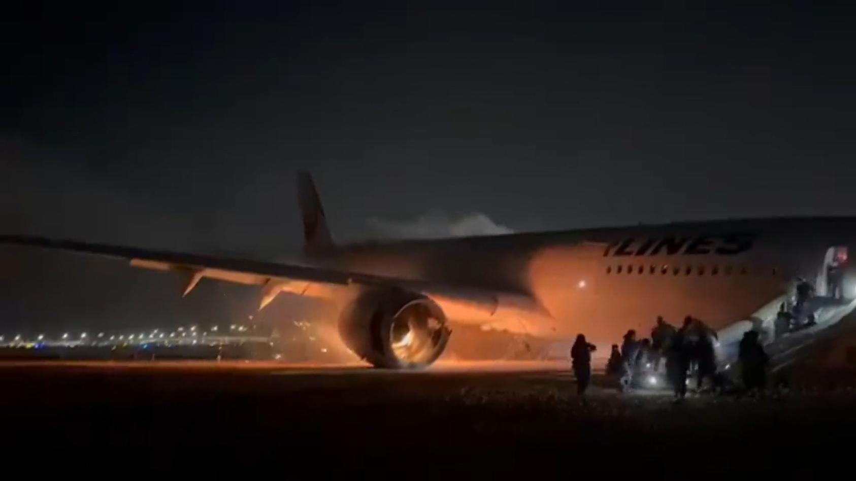 Wunder in Tokio: Flugzeug auf Landebahn fängt Feuer - Passagiere gerettet