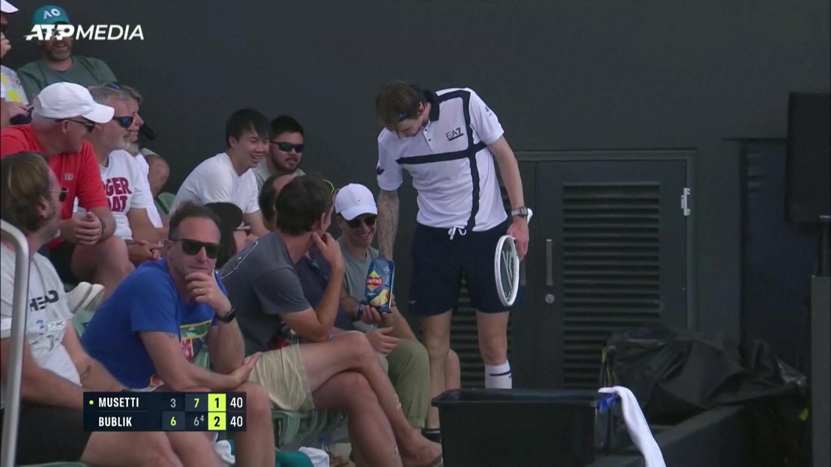 Tennis-Star Alexander Bublik legt mitten im Spiel Chips-Pause ein - und ...