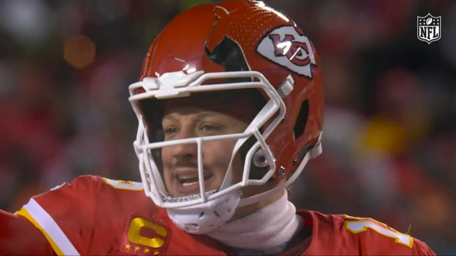 NFL: Patrick Mahomes zersplittert der Helm bei hartem Tackle - DAS gabs ...