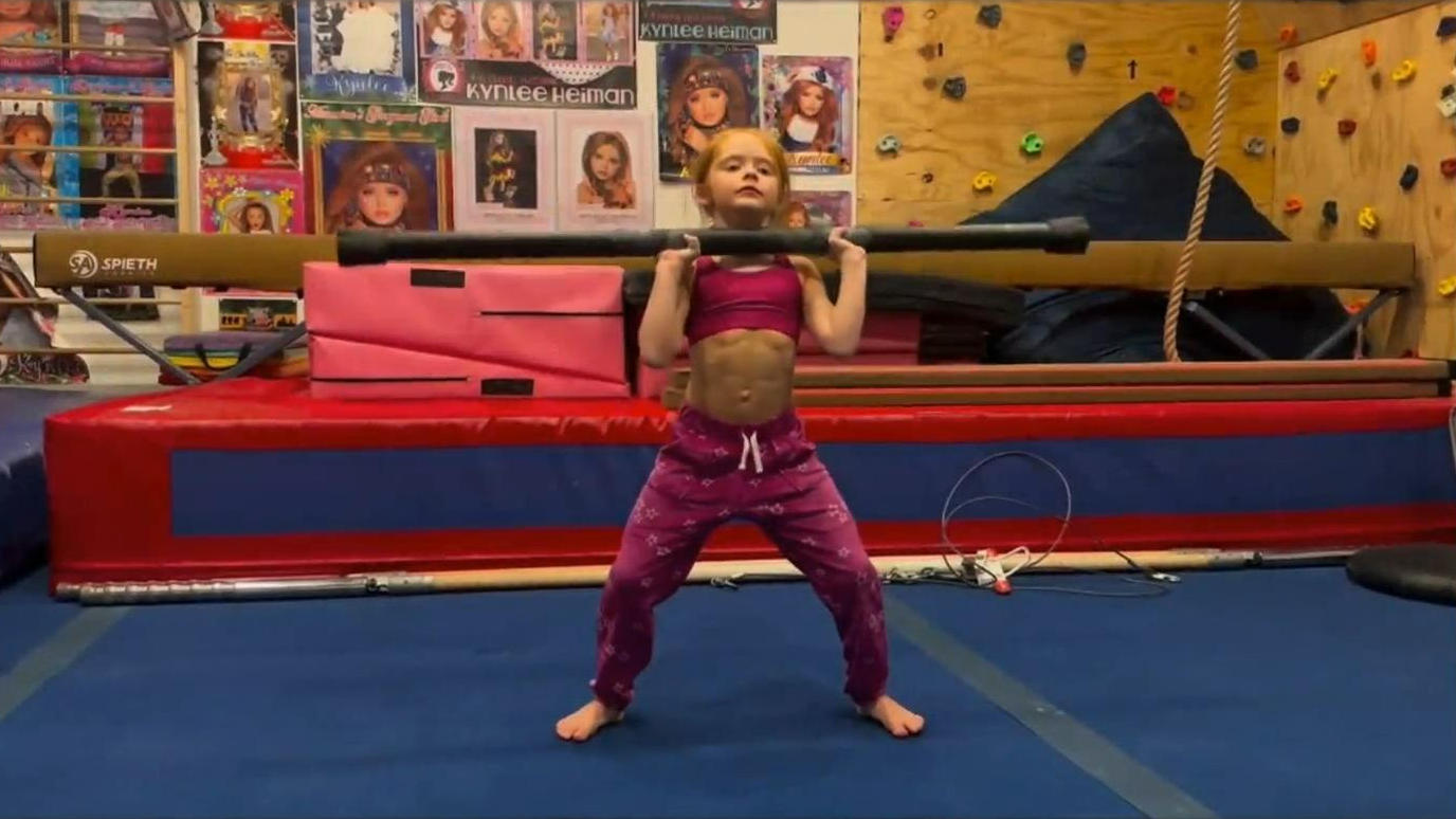 Zu Höchstleistungen gedrillt! Kynlee Heiman (7) hat ein Mega-Sixpack