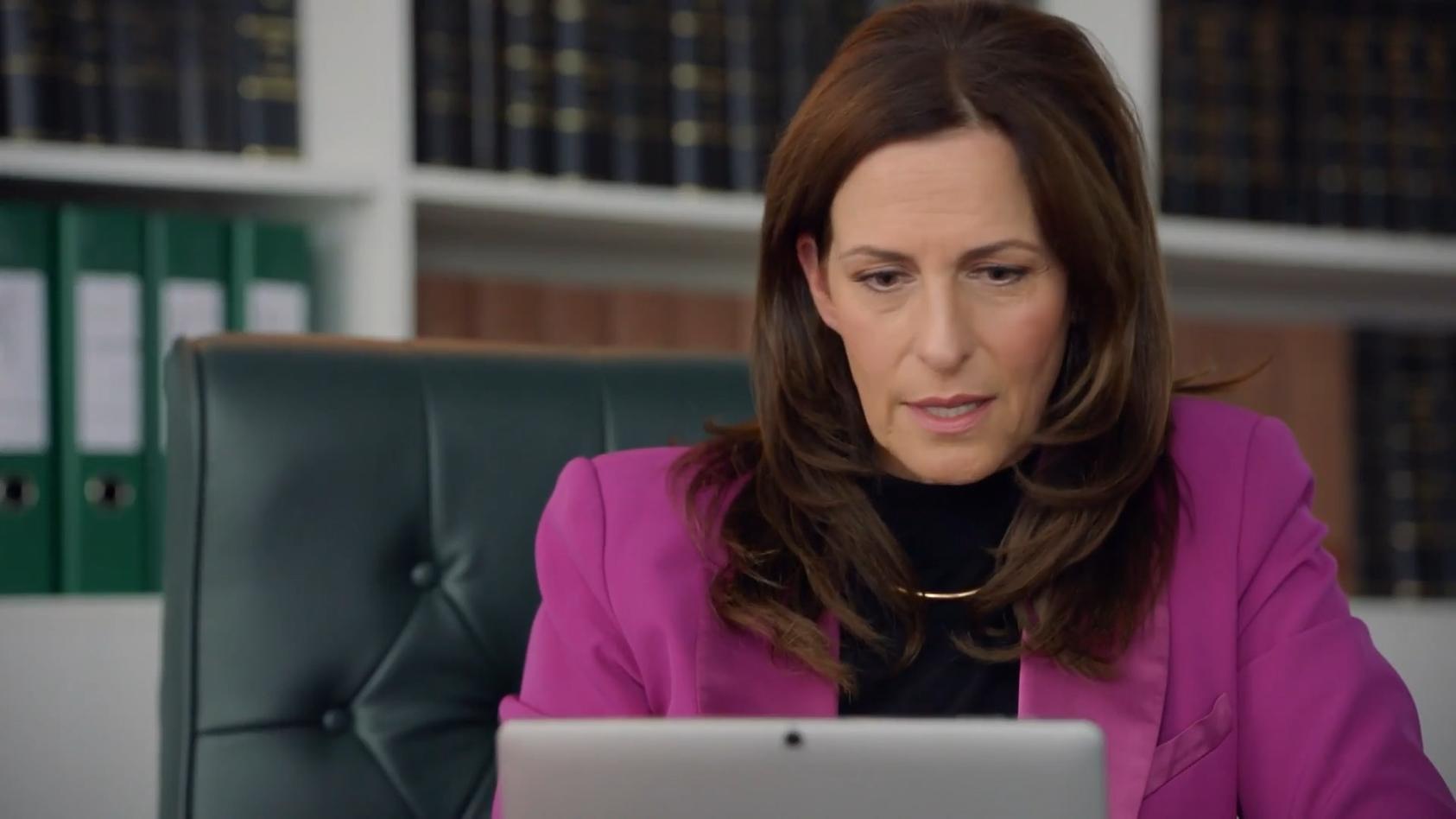 GZSZ heute im TV: Findet Katrin einen Beweis gegen Carlos?