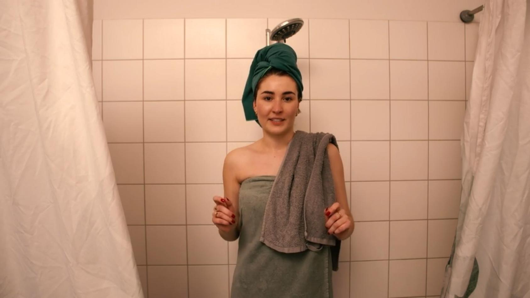 Non-Bathing-Trend! Reporterin duscht nur noch einmal pro Woche – wie das ihre Haut verändert