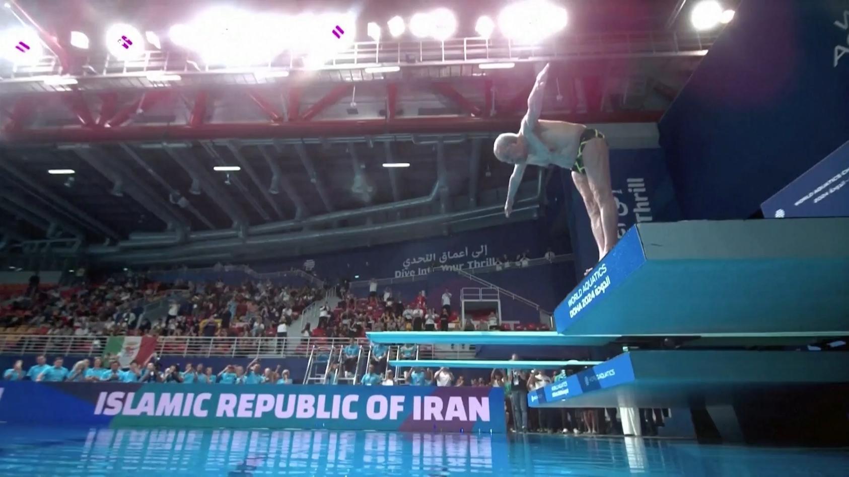 100-Jähriger (!) springt bei WM: Taghi Askari liebt das Wassersrpingen