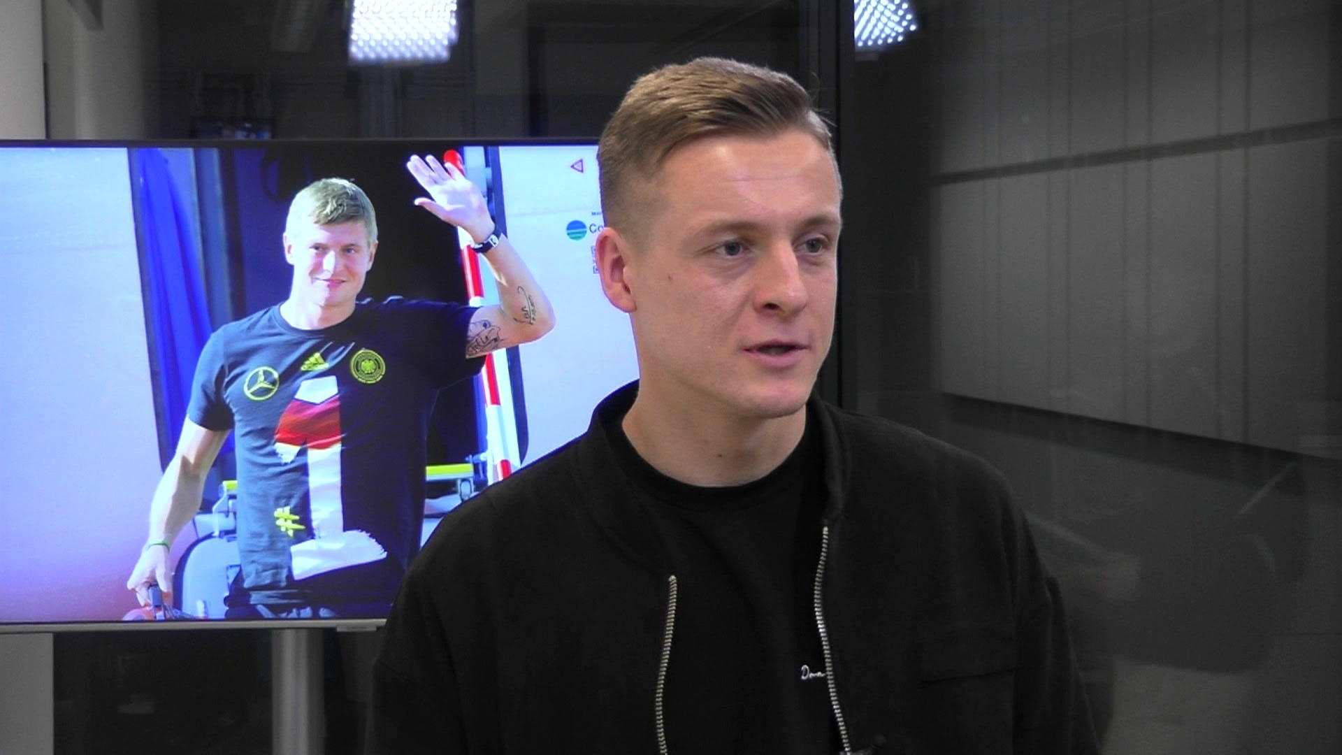 Lionel Messi schießt kleines Kind auf der Tribüne ab - Reaktion des ...