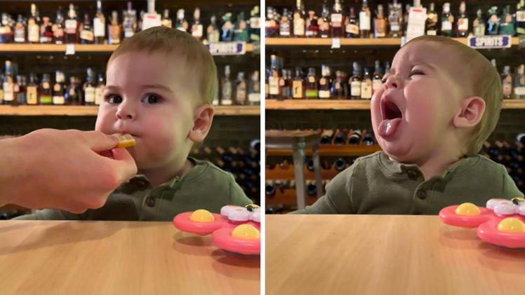 Süßes Grimassen-Spektakel! Baby probiert zum ersten Mal eine Zitrone