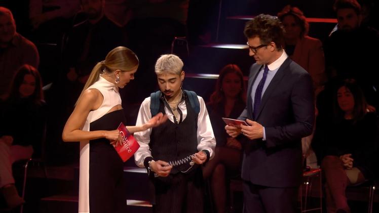 Let's Dance 2024: Tony Bauer erklärt - Darum trägt er einen Rucksack ...