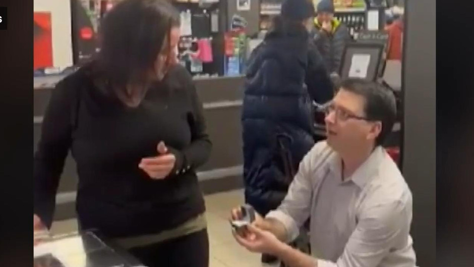 Erst Einkauf, dann Kniefall?! Mann macht Freundin an Supermarkt-Kasse ...